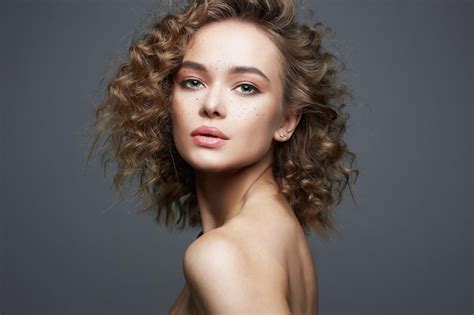 Hermosa Mujer Incre Ble Chica Rizada Con Maquillaje Foto Premium