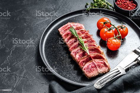 접시에 슬라이스 구운 상단 블레이드 스테이크 유기농 쇠고기 고기 검은 색 배경 맨 위 보기입니다 복사 공간 0명에 대한 스톡 사진 및 기타 이미지 Istock