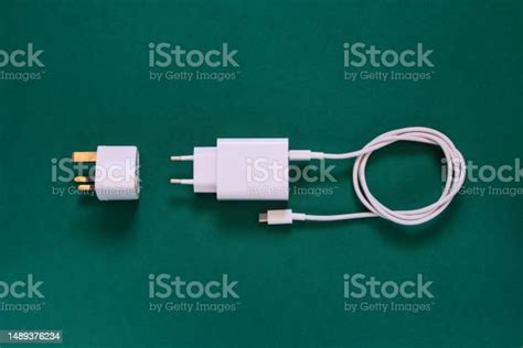 휴대 전화 충전기 와 영국 어댑터와 짙은 녹색 배경에 평면도 0명에 대한 스톡 사진 및 기타 이미지 0명 Usb 케이블 네트워크 연결 플러그 Istock
