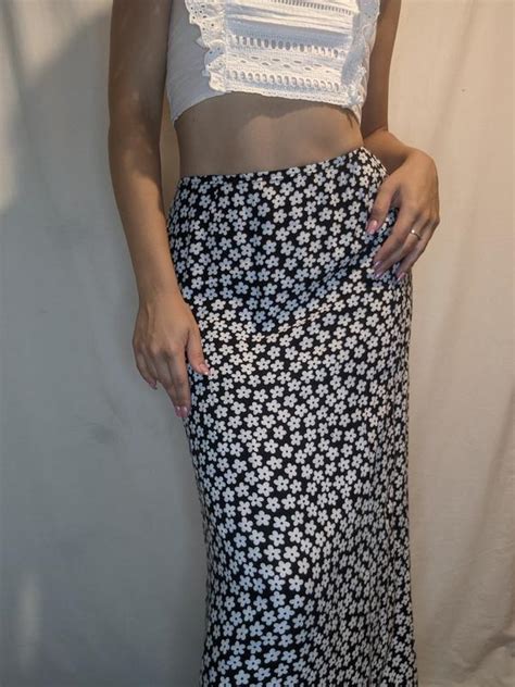 Міді спідниця у квітковий принт — ціна 28 грн у каталозі Міді спідниці Купити жіночі речі за