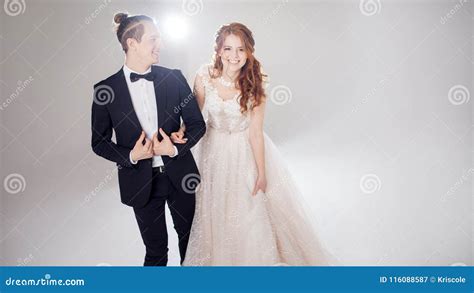 Positive Junge Paare Die Zusammen Lachen Und Tanzen Die Paare Im