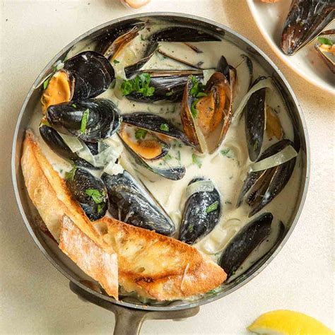 Mussels In A Creamy White Wine Garlic Sauce Leites Culinaria