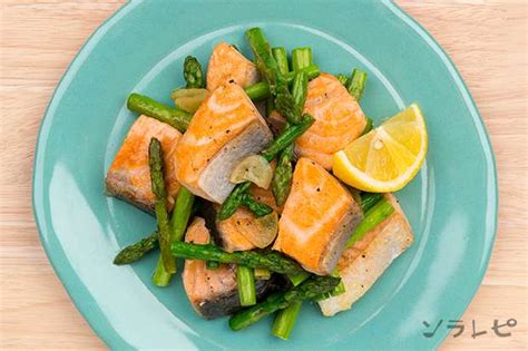 ニンニクの香りが食欲をそそる！サーモンとアスパラのガーリックソテーのレシピ｜健康レシピと献立のソラレピ