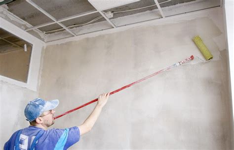 Как грунтовать стены перед поклейкой обоев Порядок работ необходимые инструменты Kesto