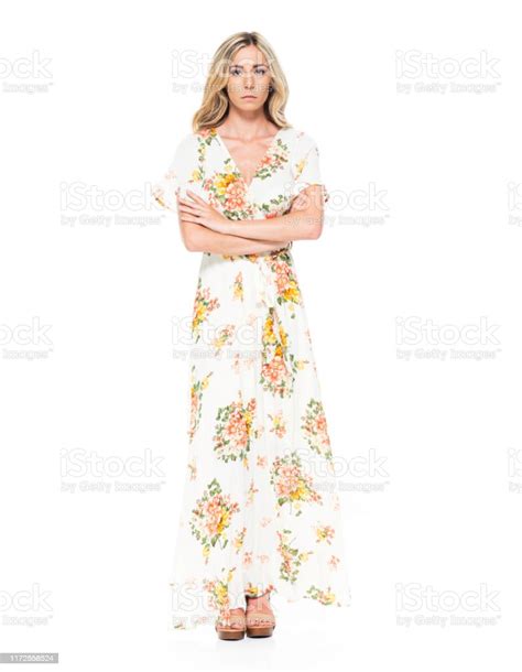 2029세 성인 금발 머리긴 머리 백인 젊은 여성 앞의 흰색 배경 착용 드레스긴 드레스진지한자신감집중의 전체 길이 20 29세에 대한 스톡 사진 및 기타 이미지 Istock
