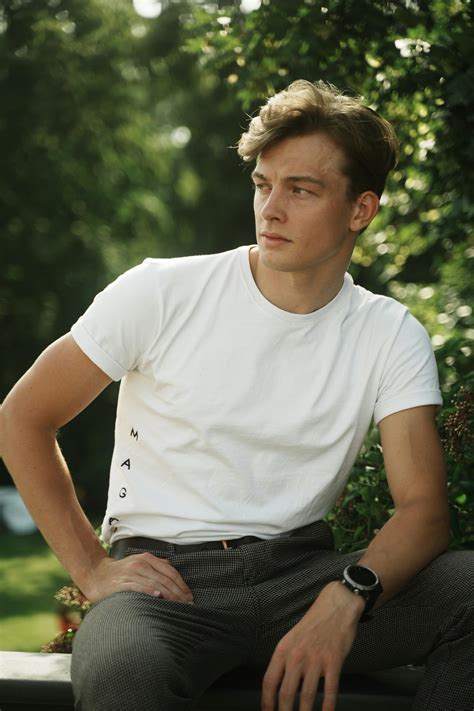 갈색 머리 관찰 나무의 잎 남성 남성 모델 남성 패션 남성복 녹지 다른 곳을 바라보는 매력적인 손목시계