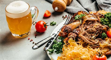 독일 아이스빈 또는 돼지 고기 너클 에 소금에 절인 양배추 긴 배너 형식입니다 맨 위 보기 고기에 대한 스톡 사진 및 기타 이미지 Istock