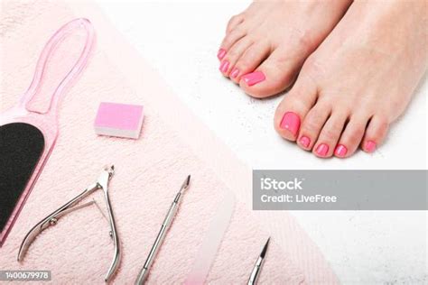 흰색 배경에 아름다운 발과 페디큐어 액세서리를 가진 여성 스파 개념 건강관리와 의술에 대한 스톡 사진 및 기타 이미지 건강