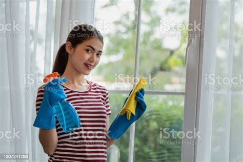 젊은 아시아 여자 주부 착용 장갑 청소 유리 와 마이크로 화이버 천 과 스프레이 소독제 가사 집안일에 대한 스톡 사진 및 기타 이미지 가사 집안일 걸레 고무 장갑