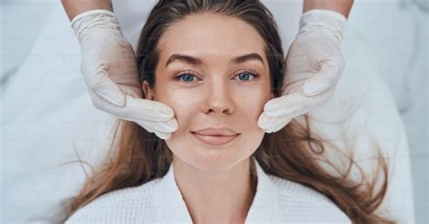 쾌활한 갈색 머리 여자 그녀의 얼굴에 미소를 유지하고 카메라를 똑바로 보고 사진 Unsplash의 기쁨 이미지