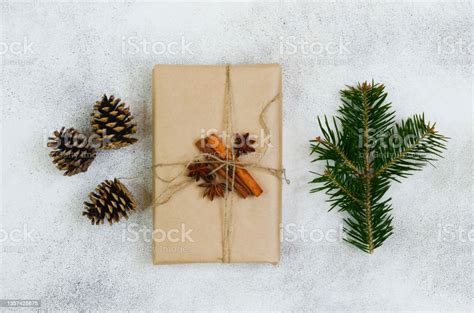 공예 용지 포장에 환경 친화적 인 메리 크리스마스 선물 제로 폐기물 재사용 개념 자연 장식과 지속 가능한 라이프 스타일 아무도 0명에 대한 스톡 사진 및 기타 이미지