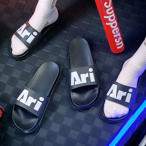 รองเท้าแตะ Ari Slide Sandals ของแท้ Th