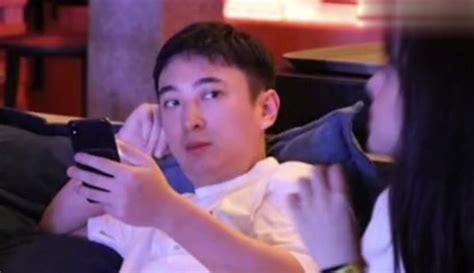王思聪现身音乐节名酒满桌 这偷瞄美女的眼神亮了 凤凰网视频 凤凰网