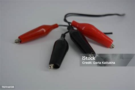 전원에 연결하기위한 빨간색과 검은 색 커넥터와 전기 와이어 플러스 및 전원 배터리에서 마이너스 안전하고 편안한 전기 연결을위한 단단한 고무 쉘금속 악어 0명에 대한 스톡