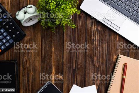 사무 용품 사무실 작업 필수 도구 또는 직장 노트북 컴퓨터 노트북 계산기 알람 시계 평면도 복사본 공간 및 메시지 나무 책상에 항목 개념에 대한 스톡 사진 및 기타 이미지