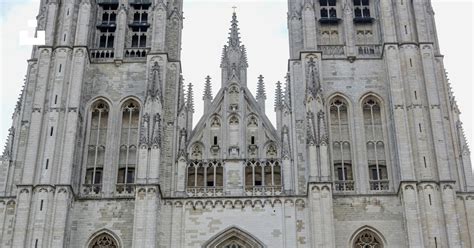 그 위에 두 개의 깃발이 있는 큰 대성당 사진 Unsplash의 무료 건물 이미지