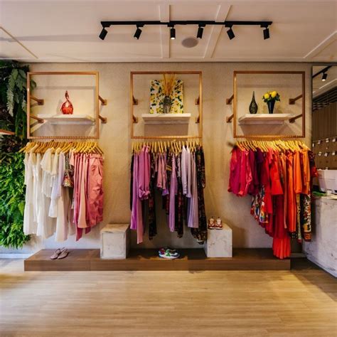 Pin De Eltarek Em تجهيزات Design De Loja Loja De Roupa Vitrine De