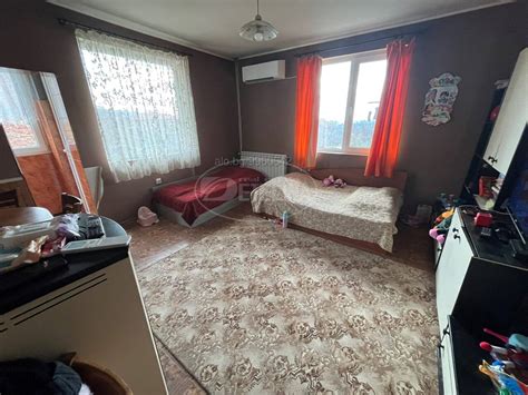 Кошарица Еднофамилна къща на 2 етажа и с голям двор Двуетажна къща 164 кв м РЗП 902 кв м двор