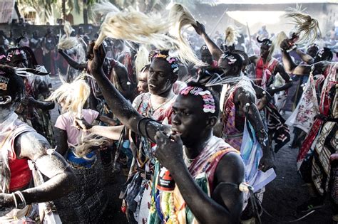Pour Les Jeunes De Casamance Après Linitiation La Fête