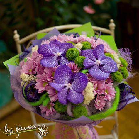 Букет от свежи хризантеми и орхидеи с доставка от Top Flowers