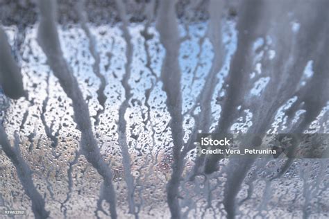 자동차 세척입니다 내부에서 보기 앞 유리 내부에서 상품 보기 세차장에 대한 스톡 사진 및 기타 이미지 세차장 질감 검은색 Istock