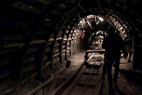 ტყიბულელი მეშახტე თვითონ ორ სართულიანი ჯიპებით დადიან და ჩვენ მშივრები მიგვყარეს ვიდეო News Ge