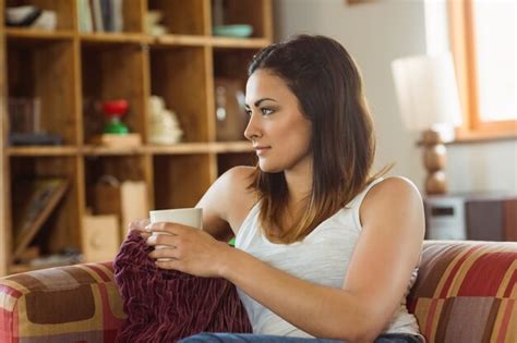 Morena Linda Relaxante No Sof Foto Premium
