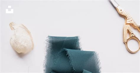 흰색 표면에 흑백 리본 사진 Unsplash의 무료 회색 이미지