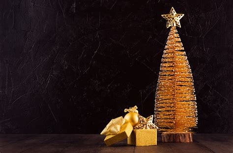 골드 크리스마스 트리와 장식 새해 축제 인테리어 검은 석고 벽과 갈색 나무 보드에 리본이있는 공 별 선물 상자 복사 공간 0명에 대한 스톡 사진 및 기타 이미지 Istock