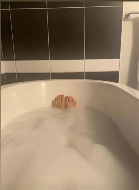 Mishel Prada Scrolller