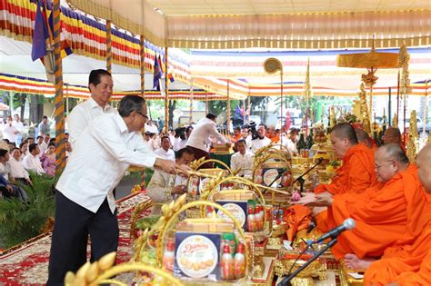 លោក ឃួង ស្រេងនិងមន្ដ្រីរាជការក្រោមឱវាទ និមន្ដព្រះសង្ឃ៧៥អង្គសូត្រមន្តរាប់បាត្រ