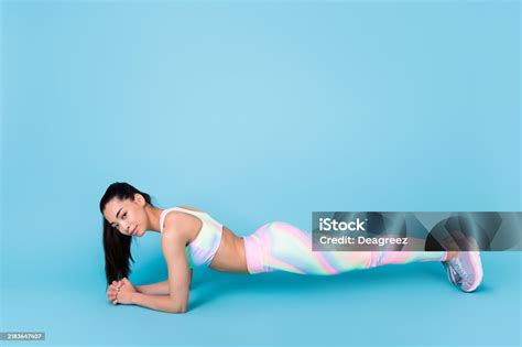 긍정적 인 예쁜 숙녀 착용 스포츠 정장 서 있는 널빤지 빈 공간 고립 된 파란색 배경의 전체 길이 사진 18 19세에 대한 스톡 사진 및 기타 이미지 Istock