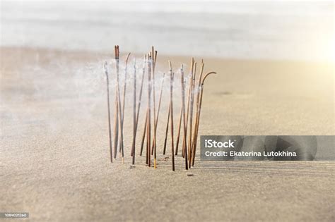스틱 향 및 향 점화에서 연기 향 스틱 해변 바다의 배경에서 굽기 아름 다운 연기입니다 배경을 흐리게 및 복사 공간 디자인 0명에 대한 스톡 사진 및 기타 이미지 Istock
