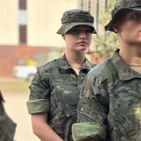 Biasa Tampil Anggun Ini 7 Potret Putri Leonor Berseragam Militer Foto 1