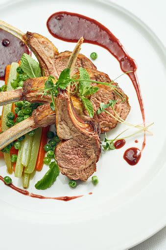 흰 접시에 야채와 베리 소스를 곁들인 양고기 그릴 랙을 식욕을 돋웁레 흰색 배경에 회색 건강한 식생활에 대한 스톡 사진 및 기타 이미지 건강한 식생활 고기 구이