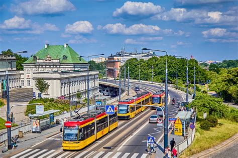 바쁜 도로와 트램 웨이의 위에서 볼 때 트램은 바르샤바 폴란드 유럽의 중심에있는 도로 교차로에 접근합니다 거리에 대한 스톡 사진 및 기타 이미지 Istock