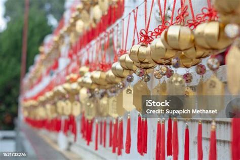 아시아 중국 전통에서 행운의 행복한 건강한 행운을 상징하는 황금빛 빨간 부적 성공과 부의 돈 삶에 대한 중국 설날의 소원을 위한 매력적인 노란색 흰색 부적 풍수에 대한 스톡