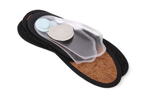 흰색 배경에 고립 된 정형 외과 깔창 평평한 발과 발 질환의 치료 및 예방 발 관리 발에 대한 편안함 편안한 신발을 착용하십시오 의료 인솔 가까운에 대한 스톡 사진 및 기타