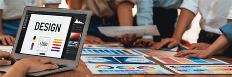 그래픽 디자이너는 워크숍에서 로고와 그래픽 아트를 브레인스토밍한다 관찰 모임에 대한 스톡 사진 및 기타 이미지 모임