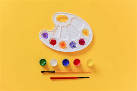 복사 공간 노란색 배경에 예술 팔레트 브러시와 구아슈에 밝은 다채로운 꽃 창조적 인 컨셉여름 색상 페인트 맨 위 보기 플랫 레이 복사 공간 5월에 대한 스톡 사진 및 기타
