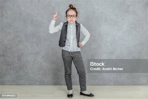 회색 배경에 고립 된 케이스와 주의 제스처를주는 작은 비즈니스 여성의 전체 길이 초상화 리더십과 성공의 개념 가득 찬에 대한 스톡 사진 및 기타 이미지 Istock