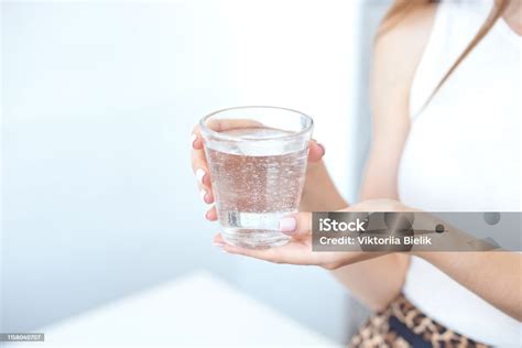 맑은 물 한 잔을 들고 있는 여성의 손 손에 깨끗한 미네랄 워터 한 잔 건강한 음료 물에 대한 스톡 사진 및 기타 이미지 물