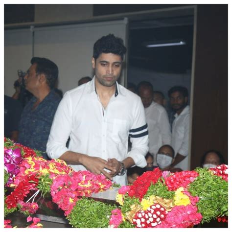Mahesh Babu Performs Mother Indira Devis Last Rites Venkatesh Vijay