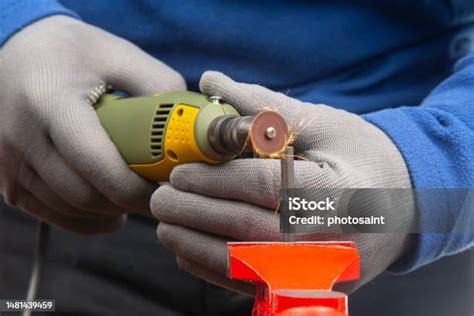 작업자는 조각 드릴 클로즈업으로 금속을 처리합니다 드레 멜 조각 전동 공구의 작품 산업용 금속 가공 강철에 대한 스톡 사진 및 기타 이미지 Istock