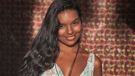 Mell Muzzillo Usa Biquíni Minúsculo E Ostenta Corpão Na Praia Sereia