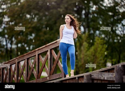 Anmutige Junge Kaukasische Frau Steht Im Park Stockfotografie Alamy