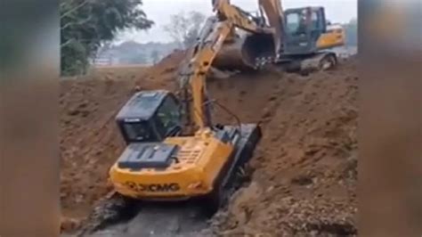 Viral Video जेसीबीनं केली जेसीबीची मदत नेटकऱ्यांनी म्हटलं मदतीचा हात