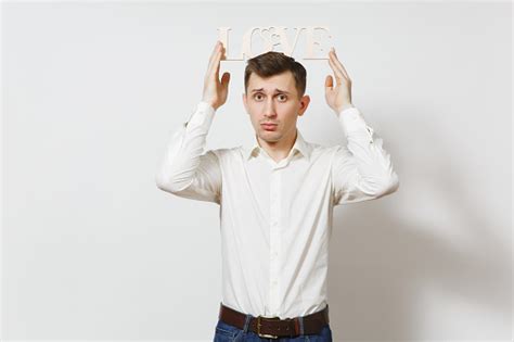 젊은 남자 흰색 바탕에 사랑 고립 된 머리 나무 단어 위에 셔츠 지주에 혼란 광고에 대 한 공간을 복사 합니다 성 발렌타인의 날 국제 여성의 날 생일 휴가 개념 14에 대한