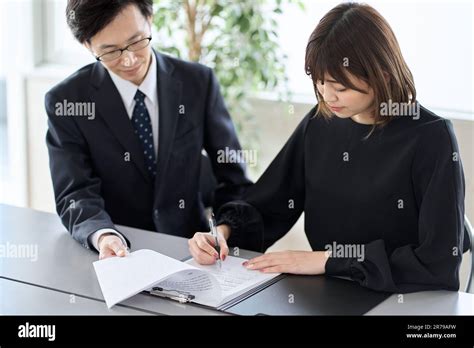 Contract Explanation Hi Res Stock Photography And Images Alamy