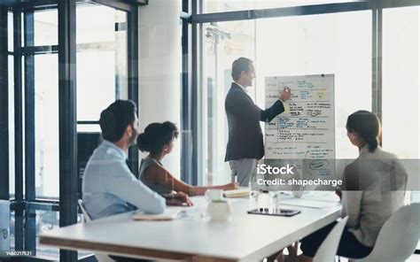 사업가 회의 및 워크샵 일정 및 영업 코칭에 대한 화이트보드 노트 팀 프레젠테이션 세미나 및 전략 브레인스토밍 비전 또는 의제에 대한 계획 차트에서 아이디어를 작성하는 멘토